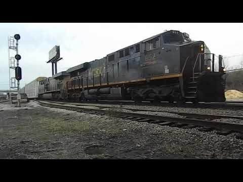 CSX 952 Leads Autoracks - 1/05/2024 - YouTube