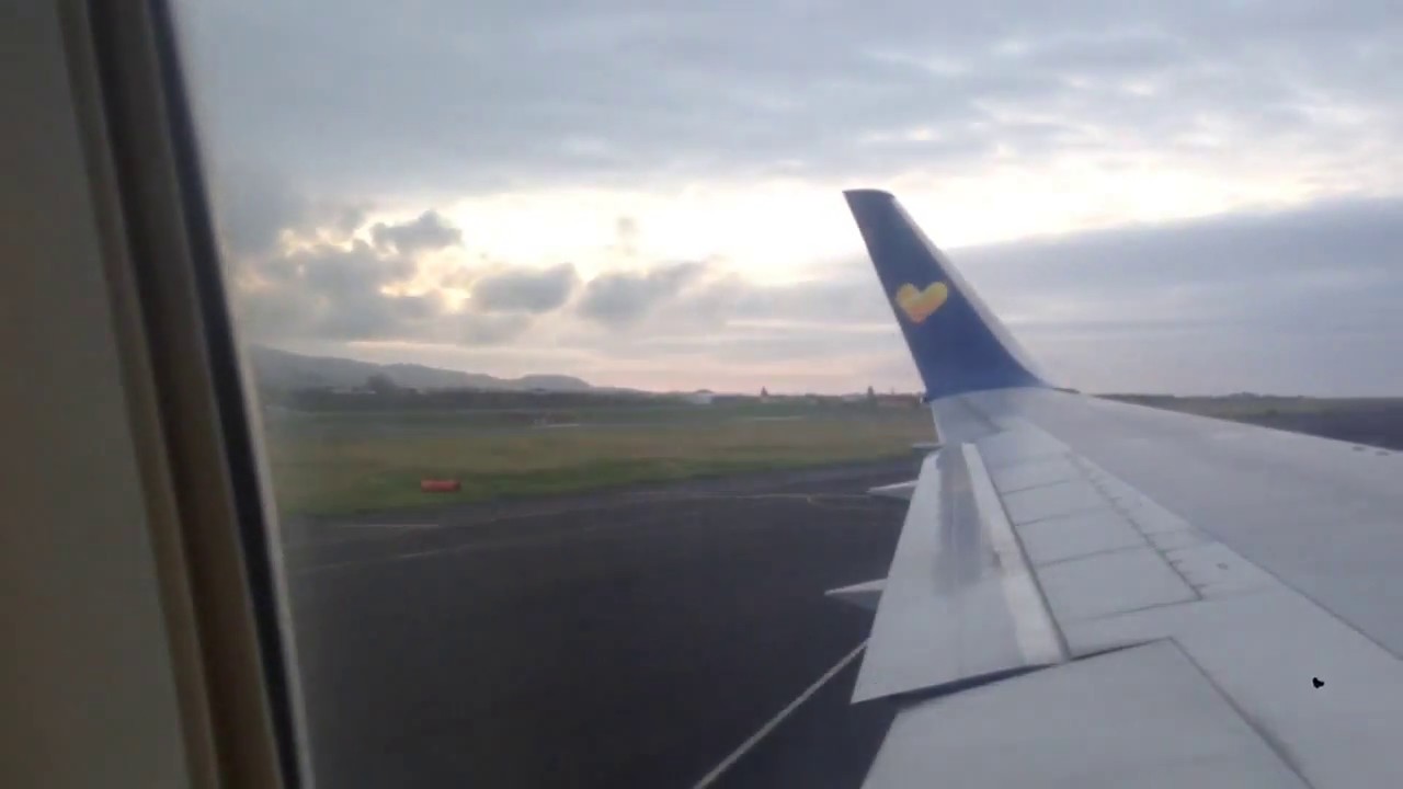 Condor DE2242 emergency landing Lajes apt Terceira HD - YouTube