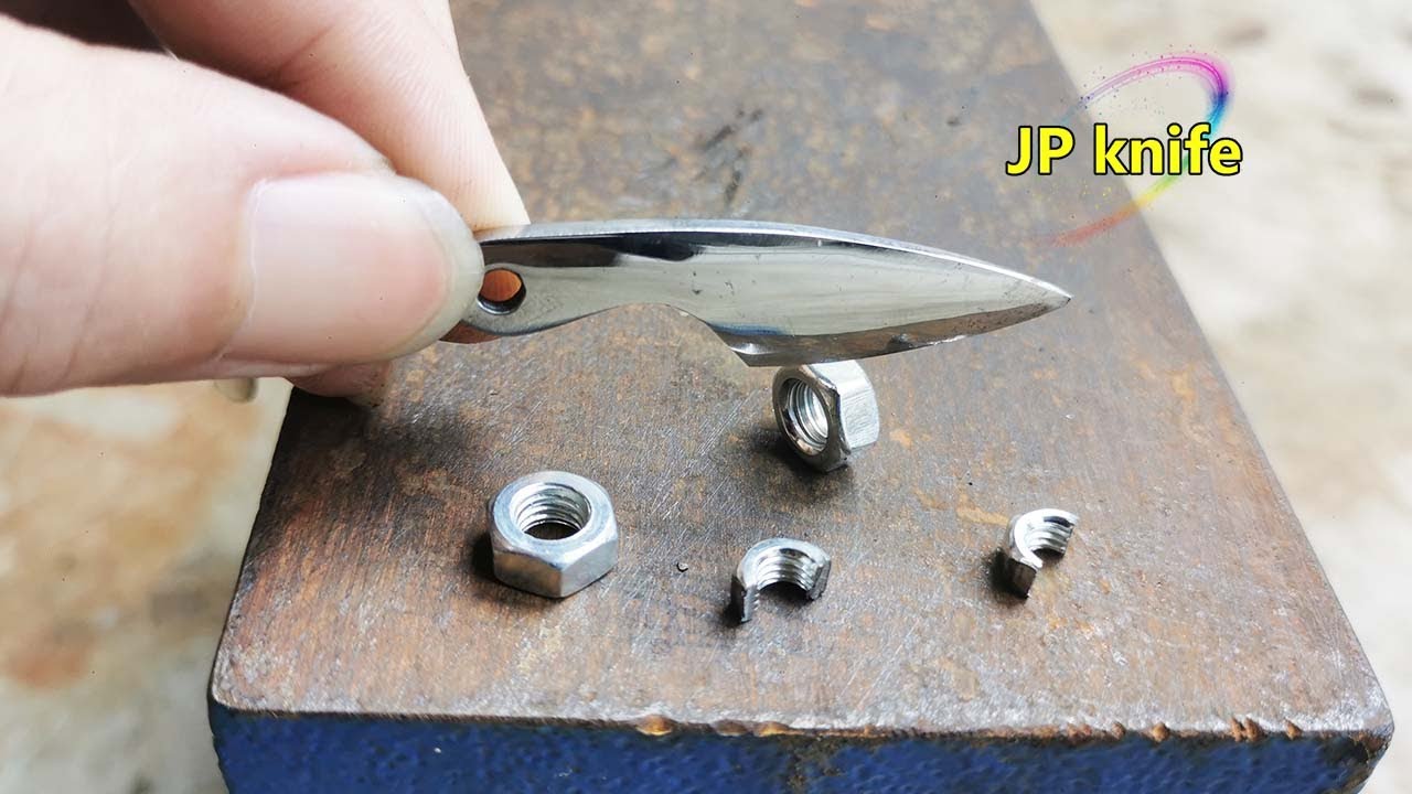 The strongest iron-cutting mini flying knife - YouTube