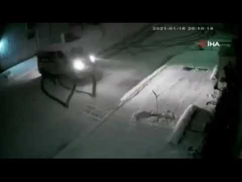 Kız arkadaşının evinin önüne arabayla kalp çizen gencin görüntüleri izleyenleri gülümsetti 😂