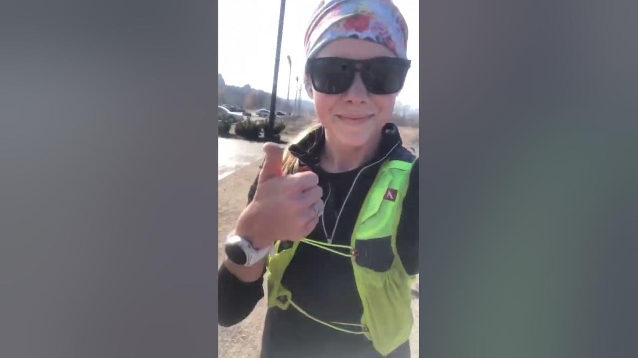 Attractive runner show how to Blow snot rockets. - YouTube