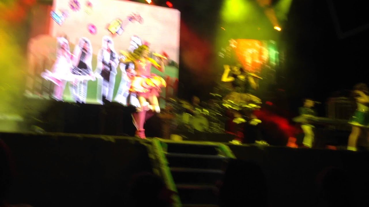 EME-15 - Súper Loca (Pepsi Center WTC Cd. México 08/12/2013) - YouTube