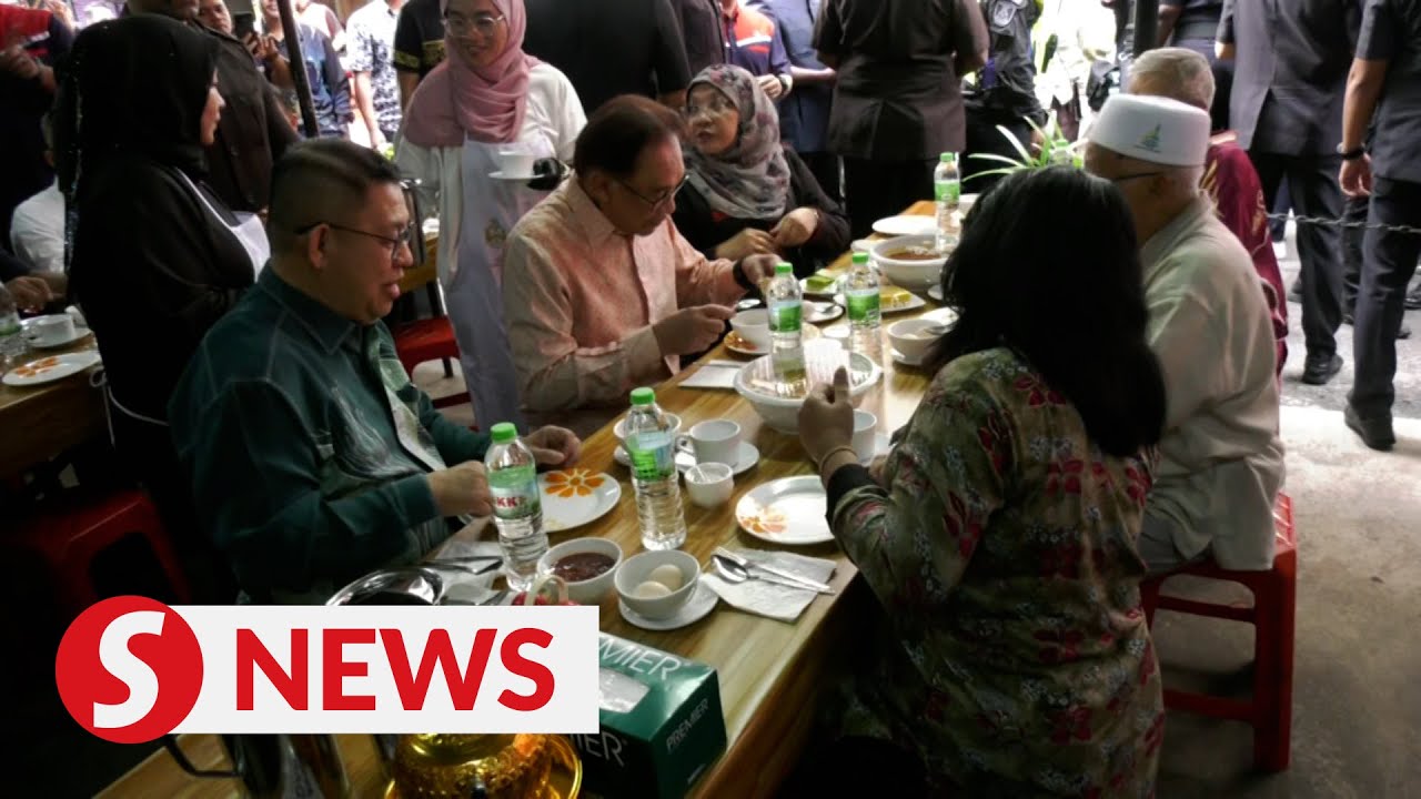 PM joins DBKL staff, traders for breakfast at KL hawker centre - YouTube