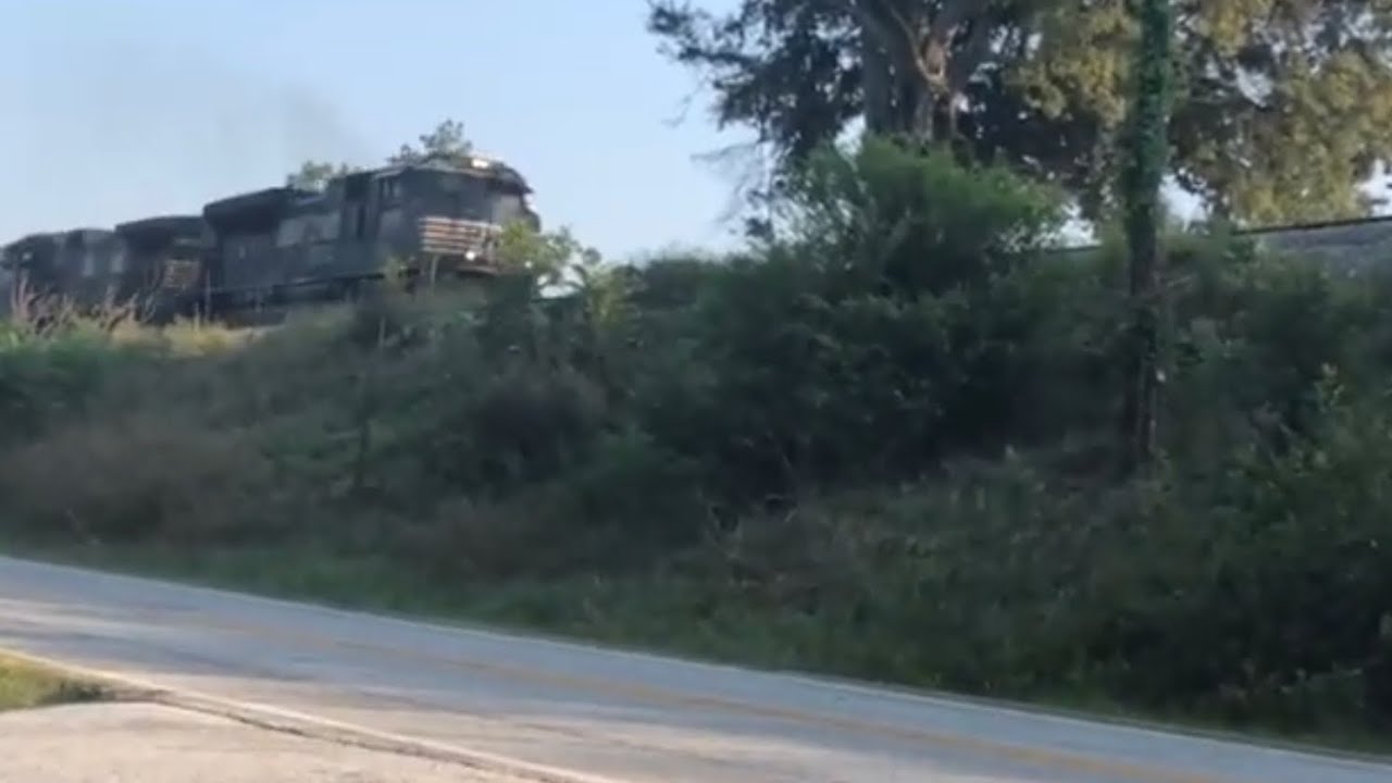 NS sd70ace #1093 and two es44ac - YouTube