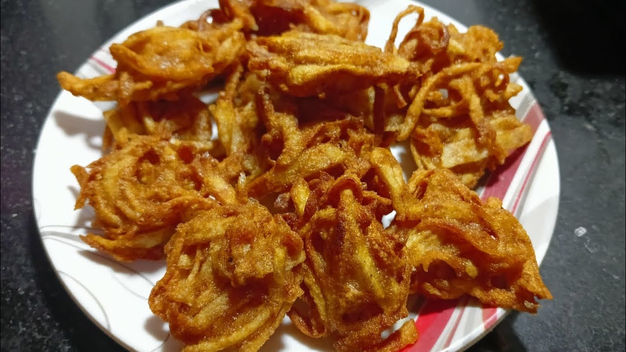 Tasty Aalu ke pakode // very delicious and crunchy aalu ke pakode ll ...