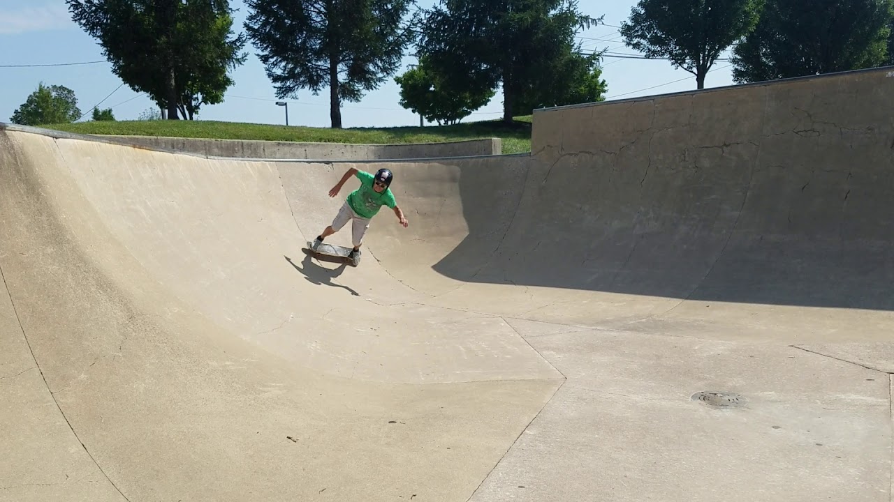 Baby steps carving the bowl at Florence skate Park. 8-2-19. - YouTube