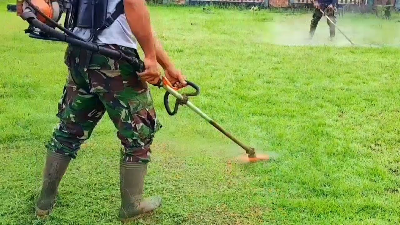 Mesin pemotong rumput gendong / handheld lawn mower, mow the lawn - YouTube