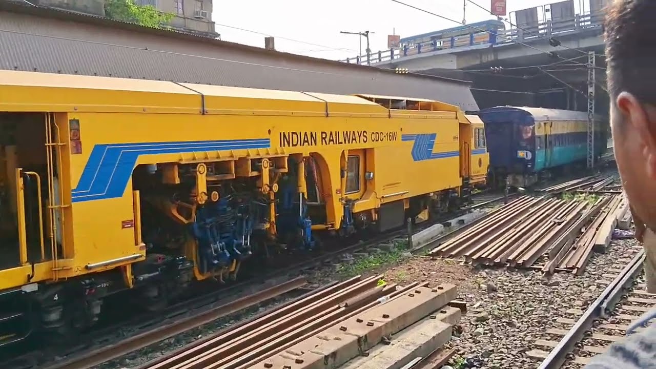 Howrah Local EMU vs EMU. Full high speed continuous parallel action ...