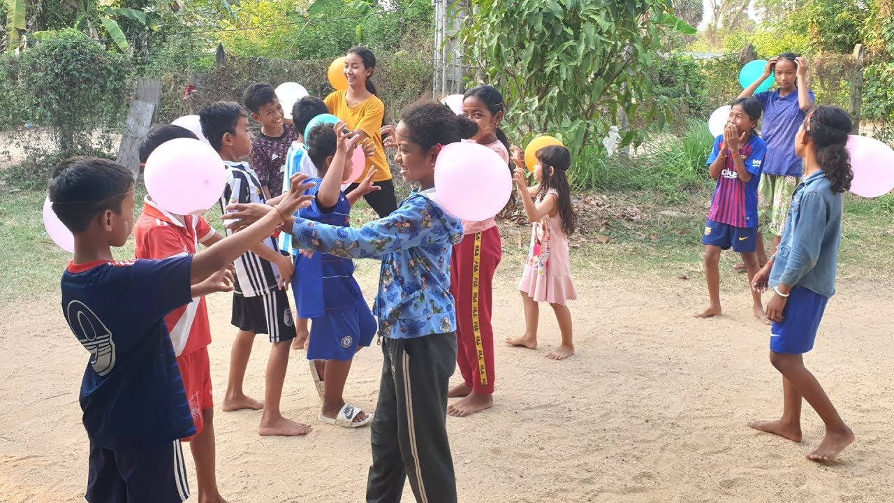 Fingers And Balloons | Team Building games | Fun Outdoor Games - YouTube