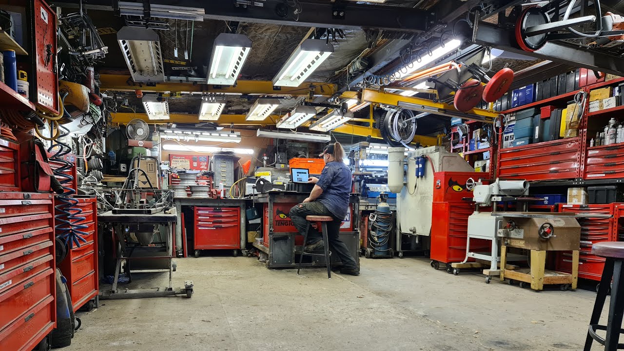 Andy Mechanic is live! Running late! lol - YouTube