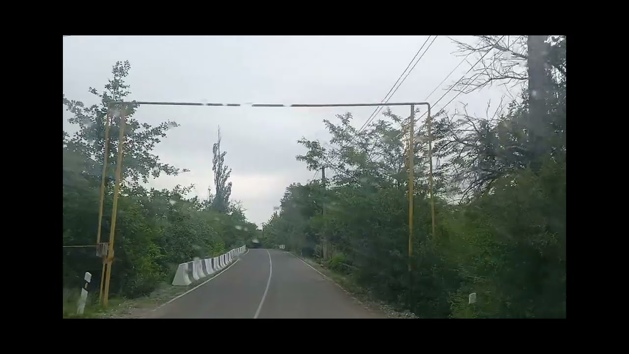 Estranho demais. Povoados com uma tubulação de ferro ao longo da ...