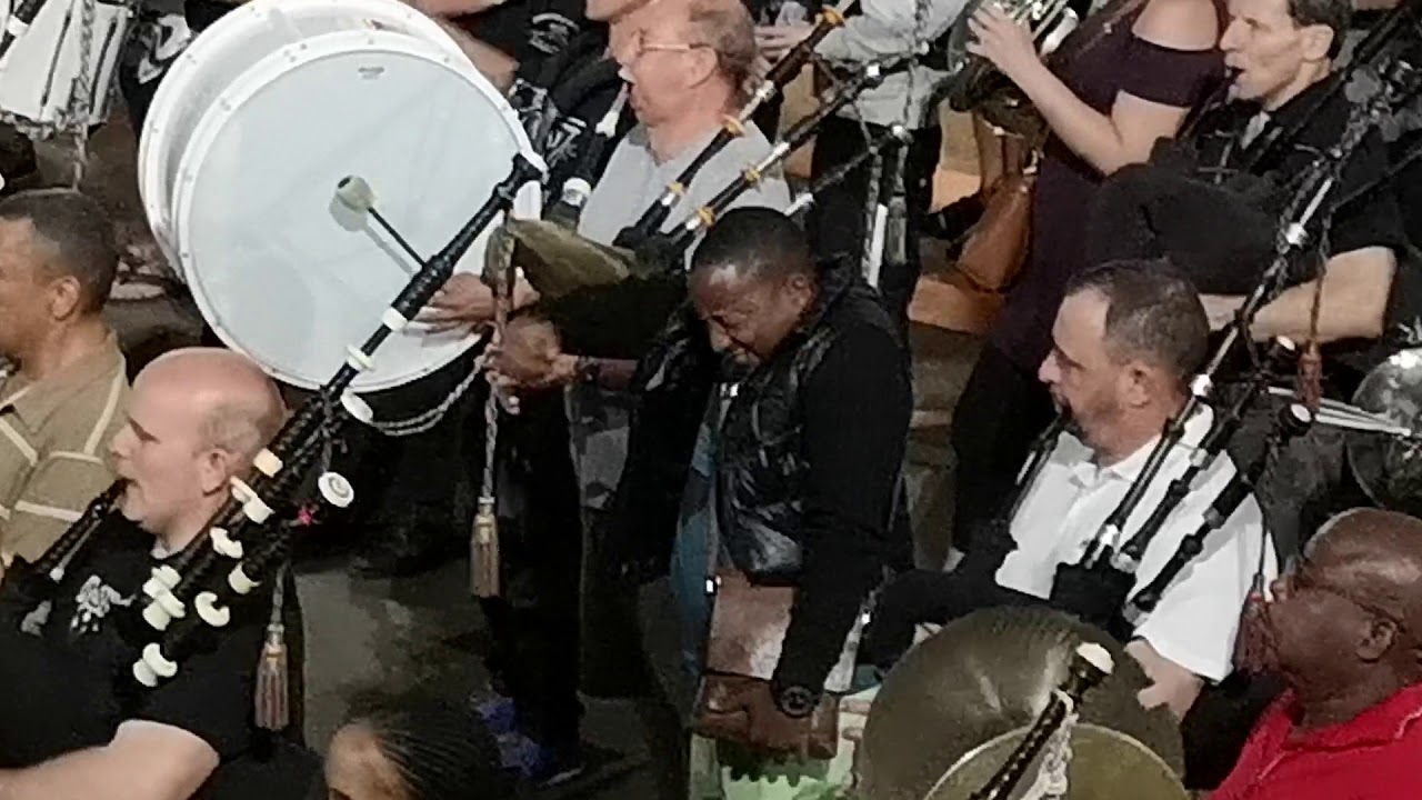 BASE DRUMMER ENJOYS BAGPIPE MUSIC - YouTube