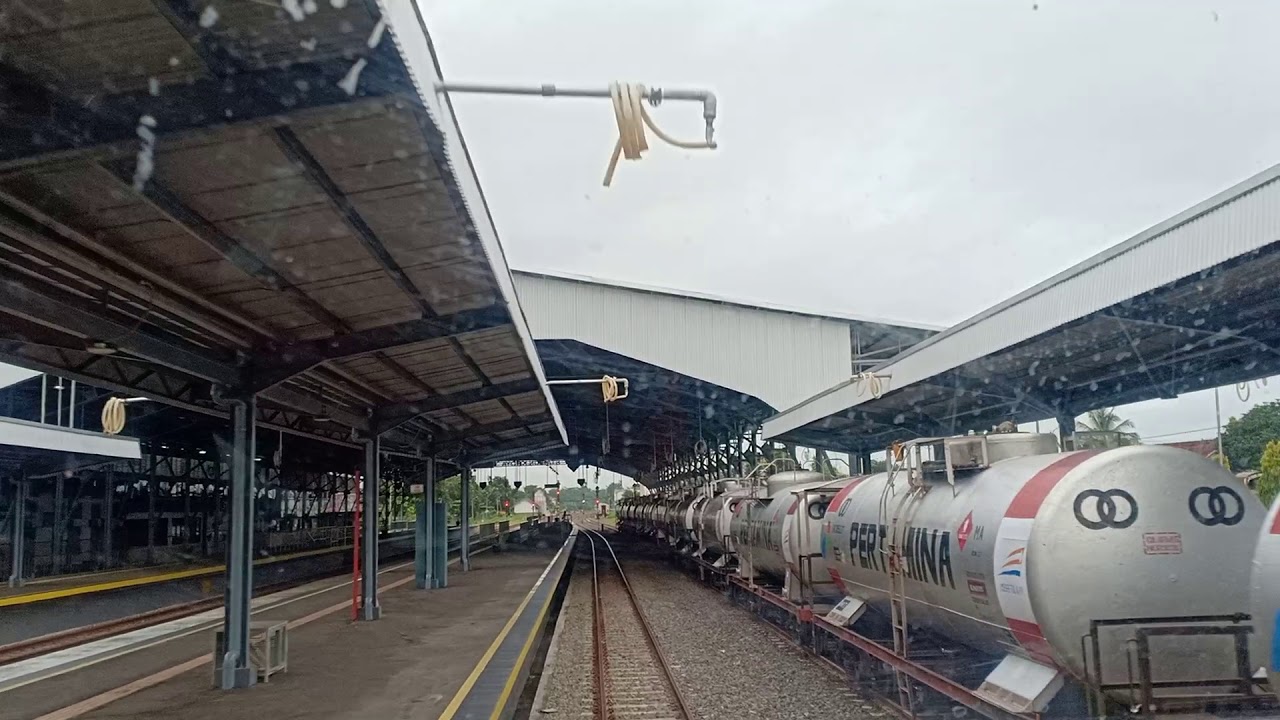 kereta langsung di stasiun kroya - YouTube