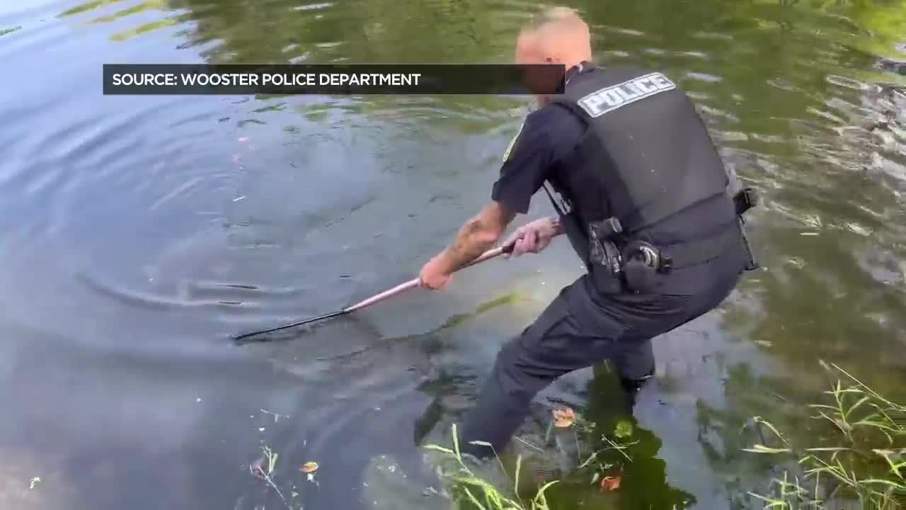Northeast Ohio police officer helps 7-year-old catch 9 lb fish - YouTube