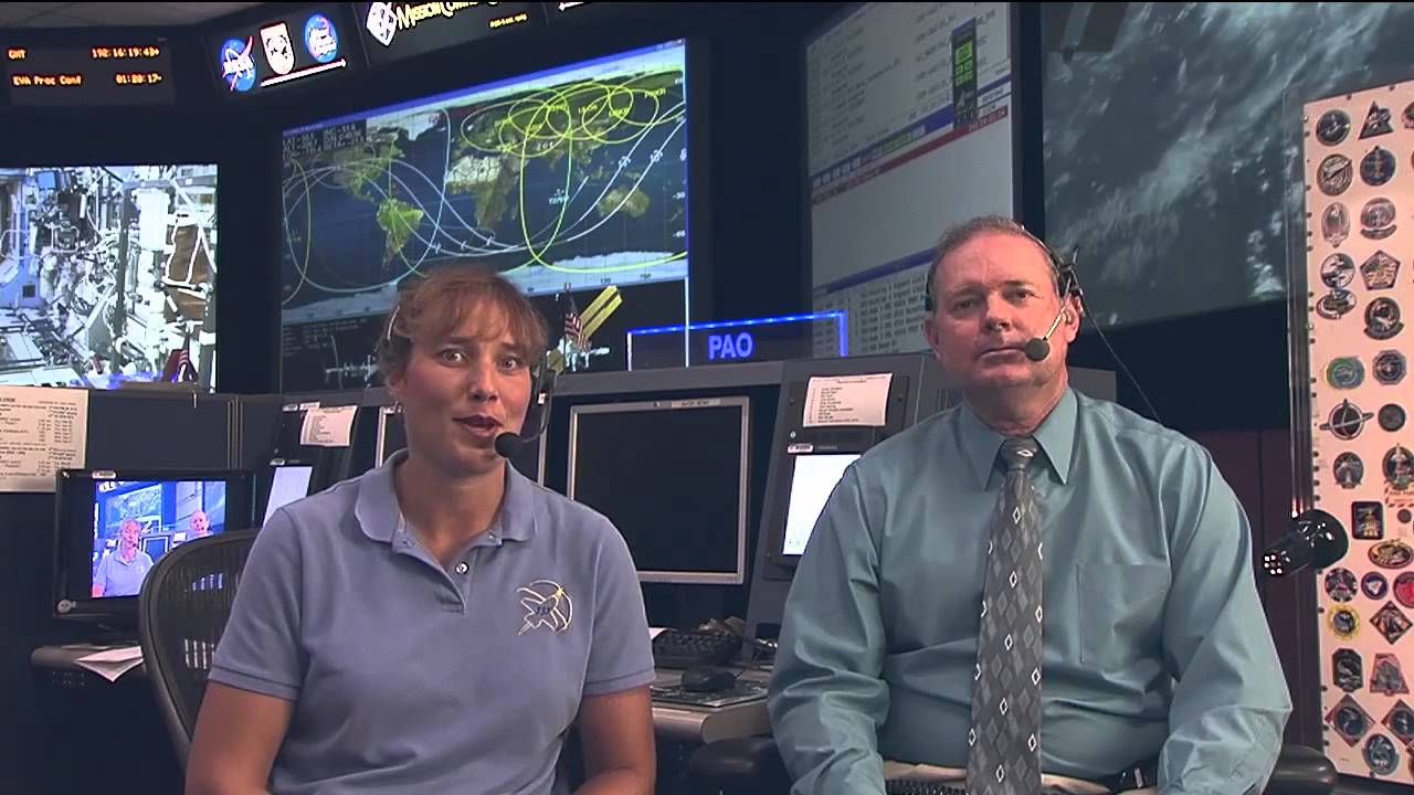 NASA Astronaut Talks Space with Students - YouTube