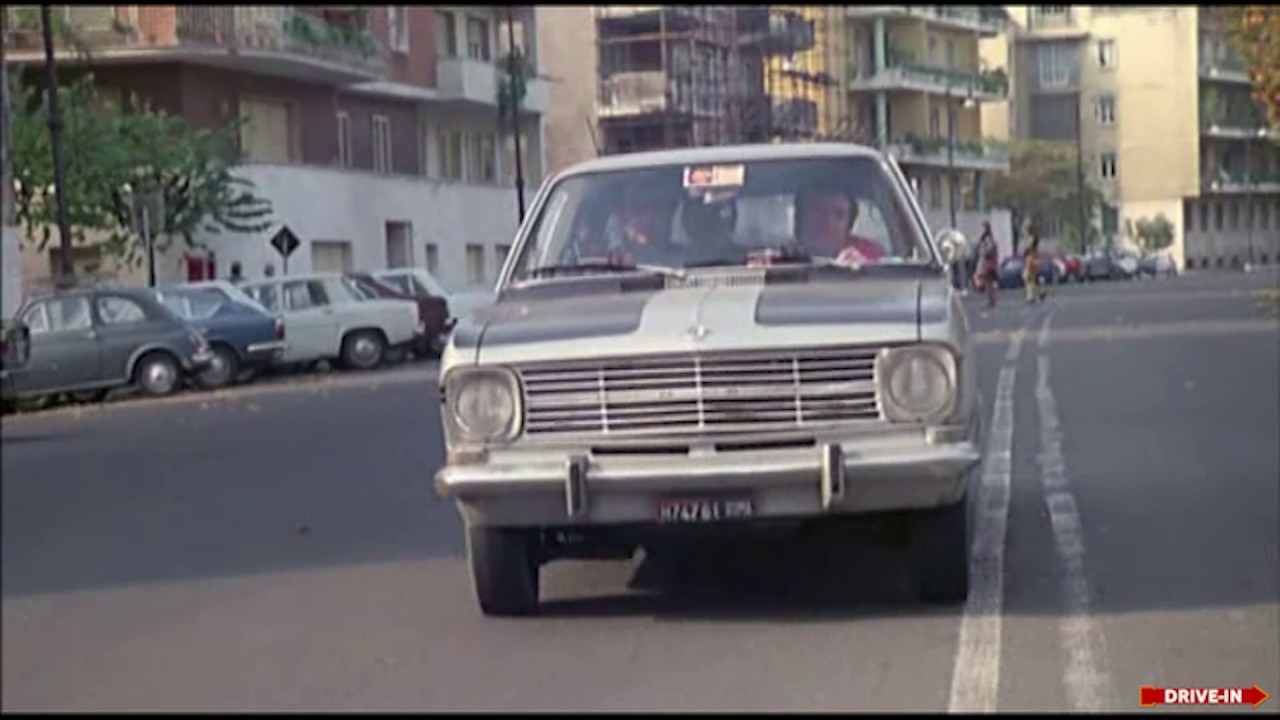 Fantozzi corteggia la Sign. Silvani - YouTube