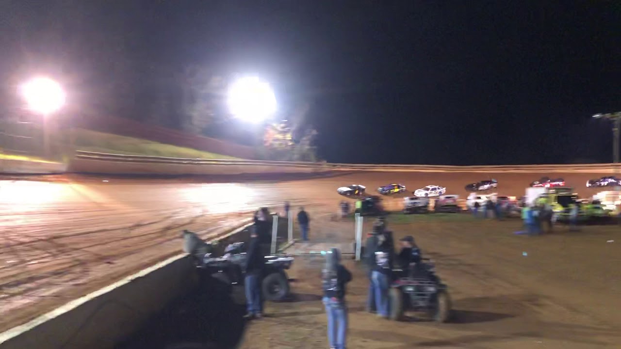 #1 Jamie Whitt holds them off to win Tazewell Speedway street stock 10 ...