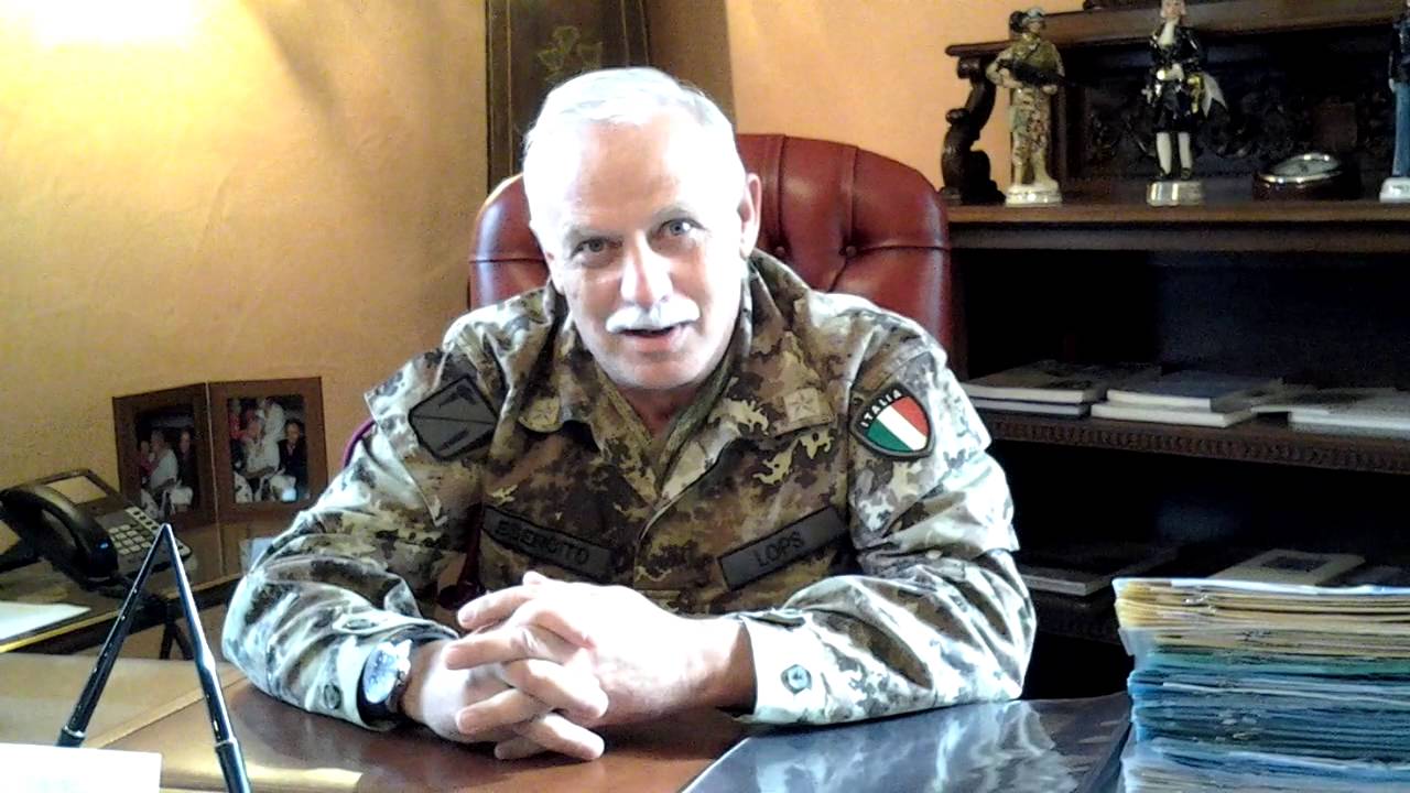 Generale tutto d'un pezzo - YouTube