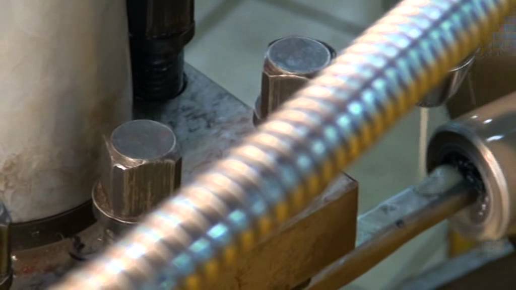 Cara membubut diameter dalam dengan eretan atas - YouTube