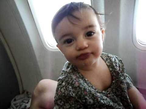 Isabel (10m 27d) brincando no avião!
