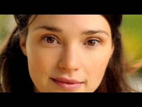 Emerald O'Hanrahan - Emma Grundy, my first day on set. - YouTube