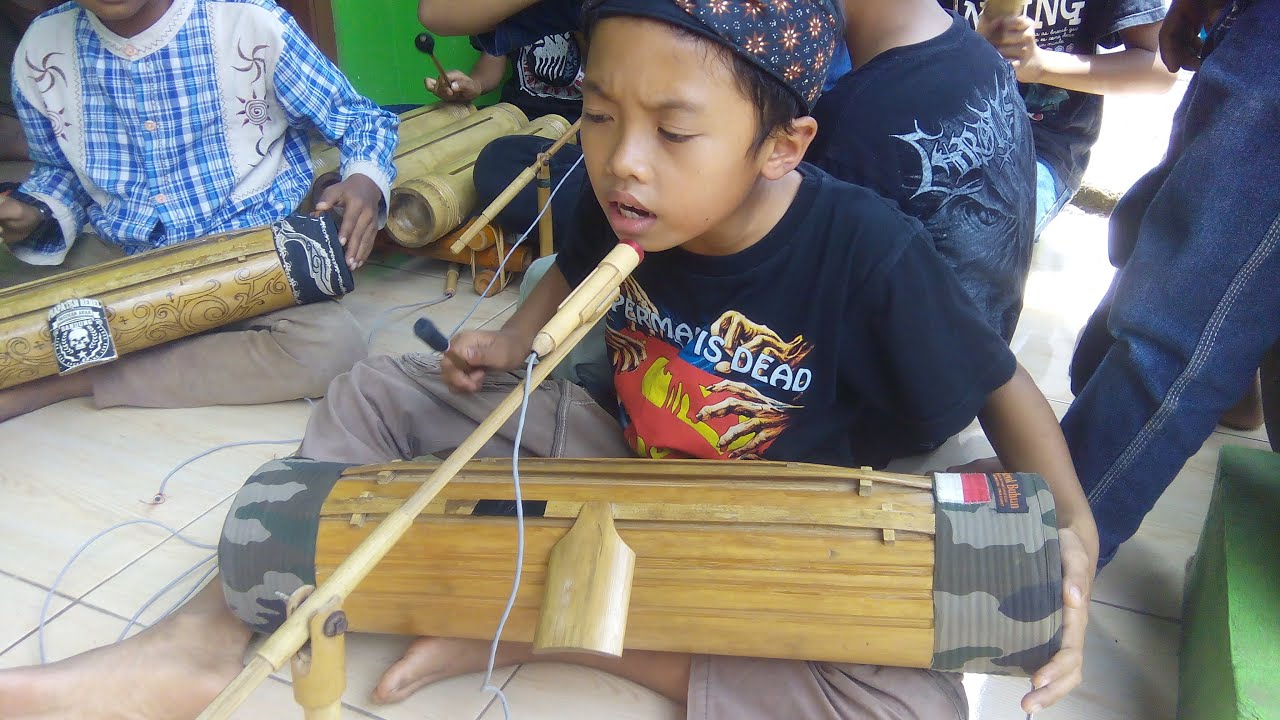 Salut...! Grup Musik Tradisional Sunda Memainkan Karinding-Celempung ...