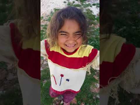 Kumla oynayan kızlar