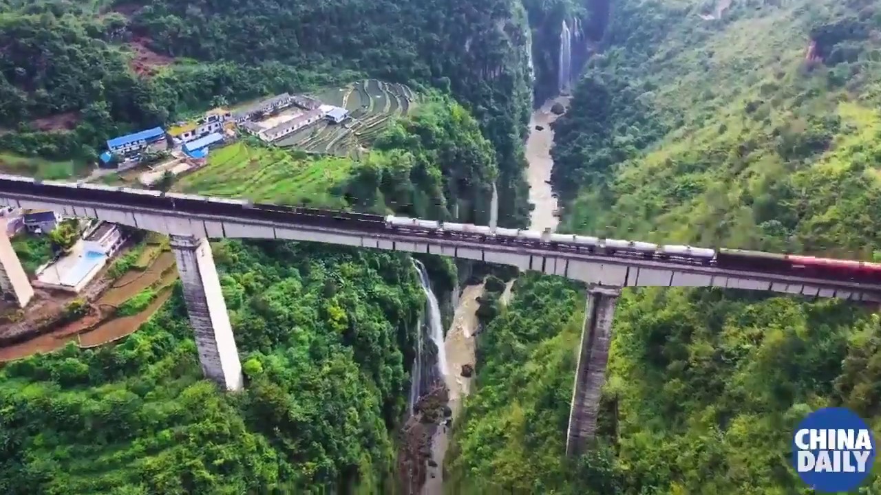 Qingshuihe Bridge, 183 meters above the bottom of Qingshuihe Canyon in ...
