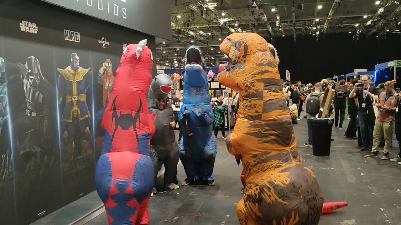 Dancing Dinosaurs at MCM Comic Con - YouTube