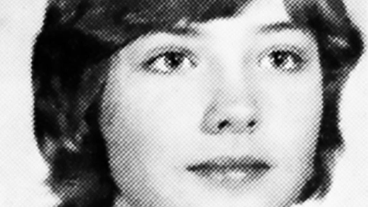 Can You Recognize This 90s Star in Her Shocking 1970s Yearbook Photos ...