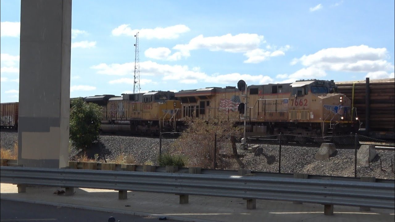 UP 8901 & 7662 Trains Meet, UP 718 Florin Flyer Local At Brighton ...