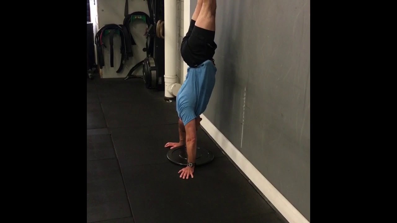 Knee tuck hold handstand - YouTube