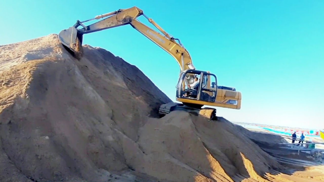 Excavators Are Collecting Sand On The Banks Of The River | Caterpillar ...