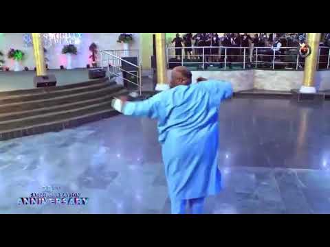 Bishop praise machine - YouTube