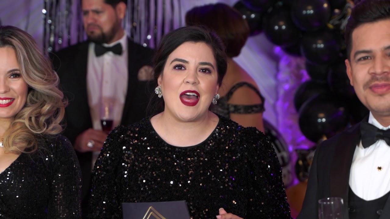 Estilo DFW Edicion de Fin de Año. Presentamos a Leslie Cardona ...