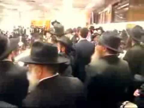 See Rebbe in Action Menachem Mendel Schneerson 770 Chabad World ...