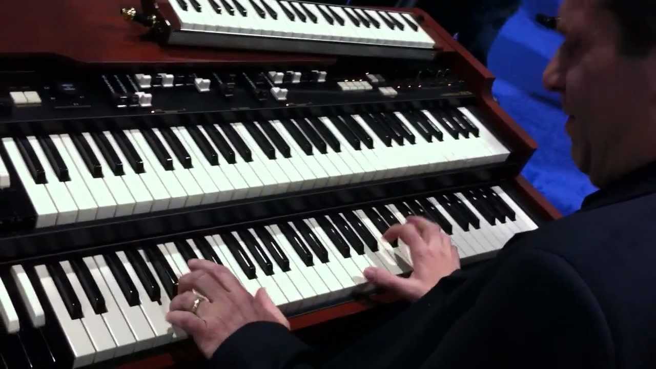 Keyboard Magazine NAMM 2012: Larry Goldings at the Hammond Organ booth ...