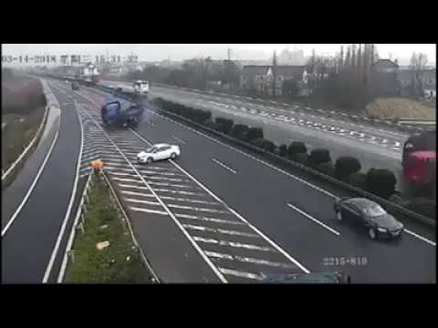 Otobanda Duran Araç Kazaya Sebep Oldu (Tır devrildi)