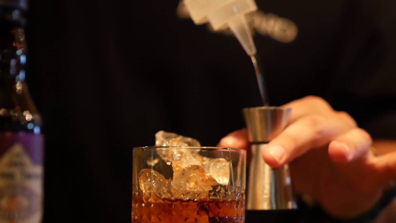 Making A Drink 01 / Free Stock Footage (4K) - YouTube