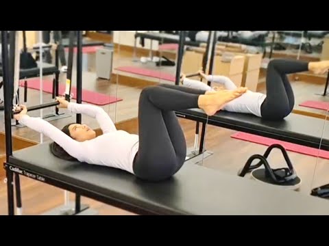 Dian sastro bodinya meliuk liuk olahraga pilates