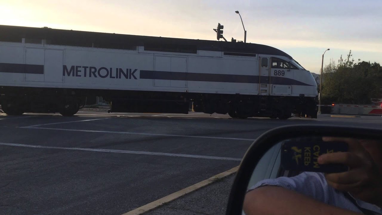 Metrolink 889 Departing Baldwin Park Station - YouTube