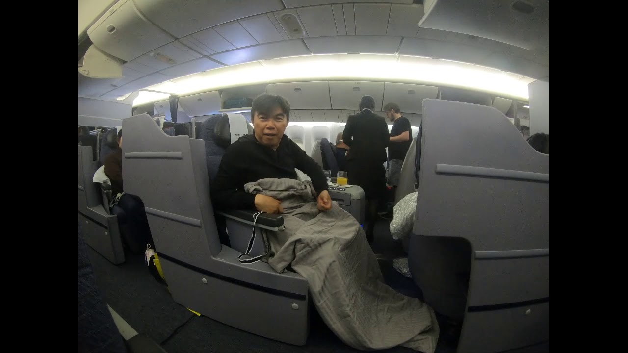 United First Class From Houston to Tokyo At United Airlines - YouTube