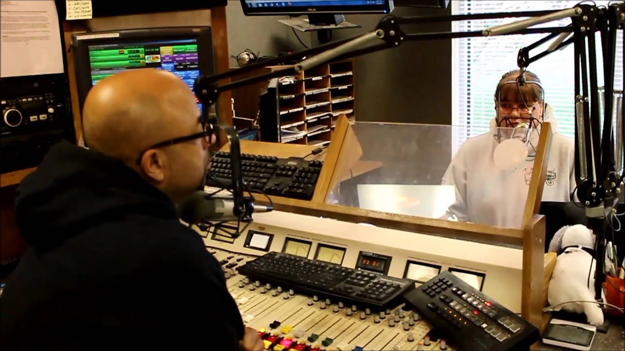 Spirit Medium Maureen Hancock Reunites Woman with Her Dead Mom - YouTube