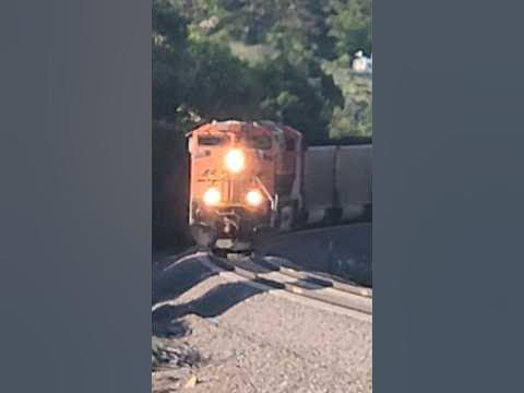 BNSF 9200 Rounds the corner - YouTube