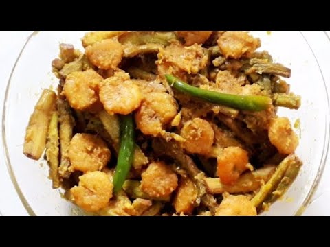 🔴 কচুর লতি দিয়ে চিংড়ি মাছ | Traditional bengali recipe | Loti with ...