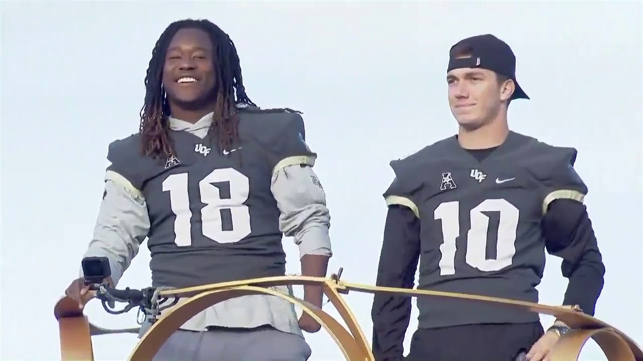 Disney World holds celebratory parade for undefeated UCF Knights - YouTube