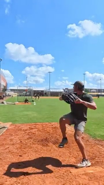 Lipscomb University lefty Alexander Llinas throwing session - YouTube
