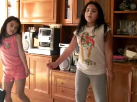 niñas bailando en casa