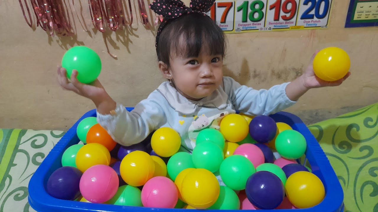 MANDI BOLA ANAK ANAK LUCU,mandi bola dirumah || belajar mengenal warna ...