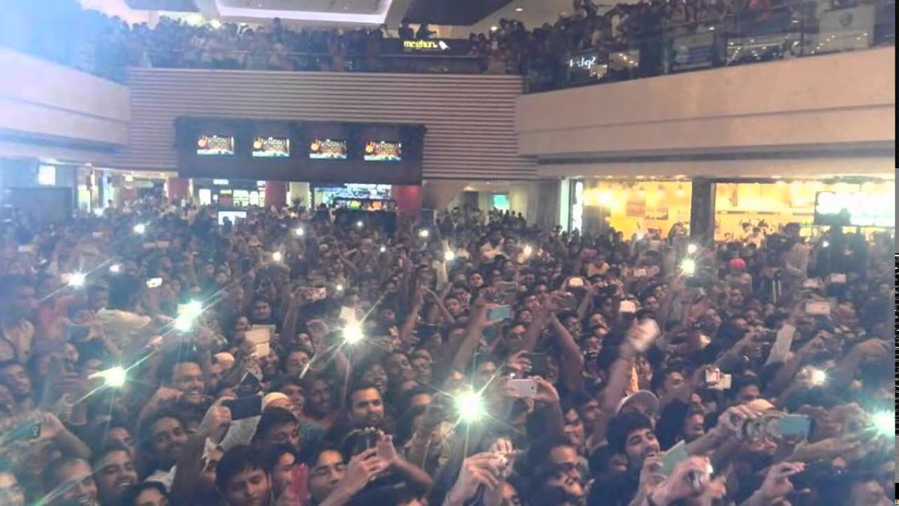 Kapil Sharma at seasons mall pune - YouTube